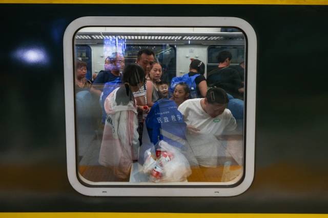 村民接雨水煮汤、家属千里寻人：晚点三天的列车终抵京_南方网