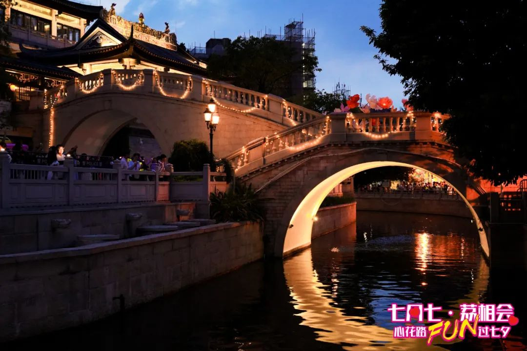 Photo | Travel the romantic Moon Bridge on the Qixi theme bus | GDToday
