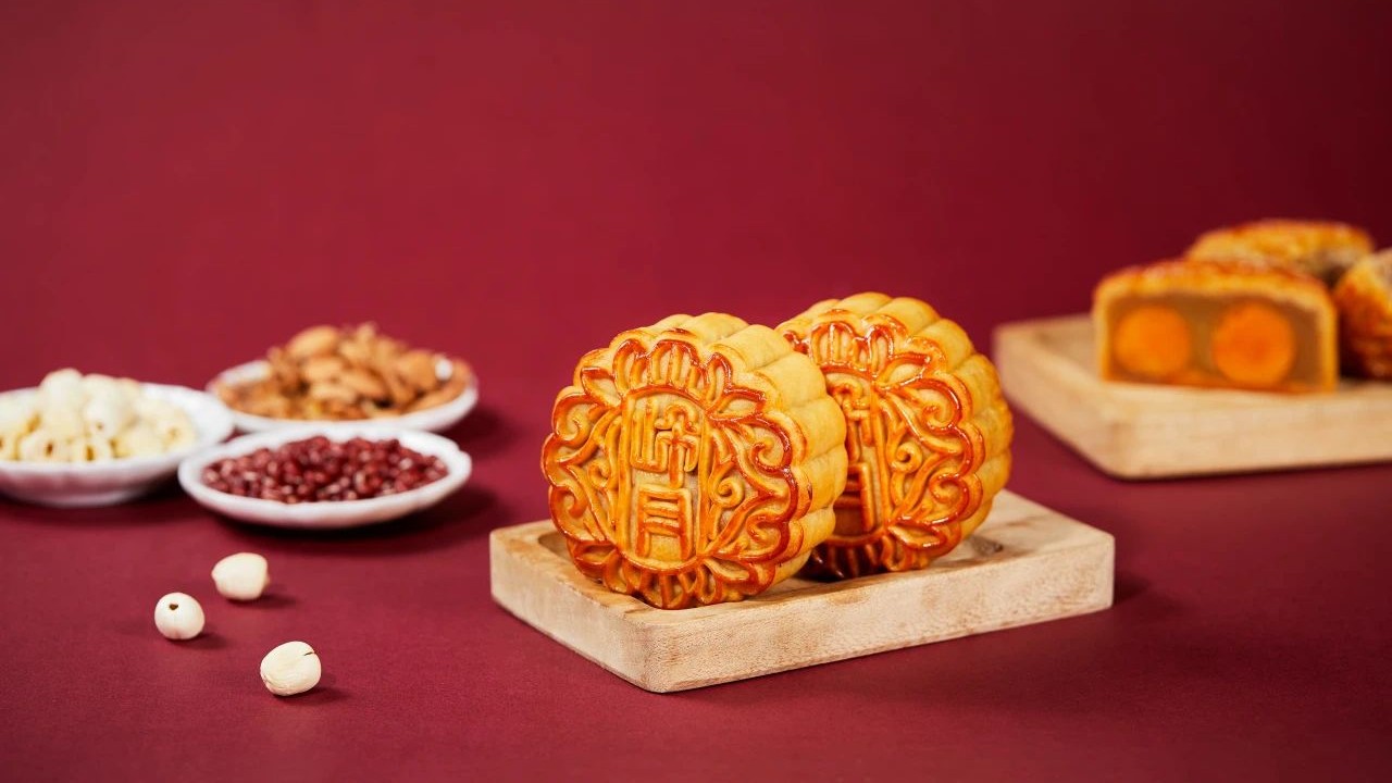 Eat mooncakes | GDToday