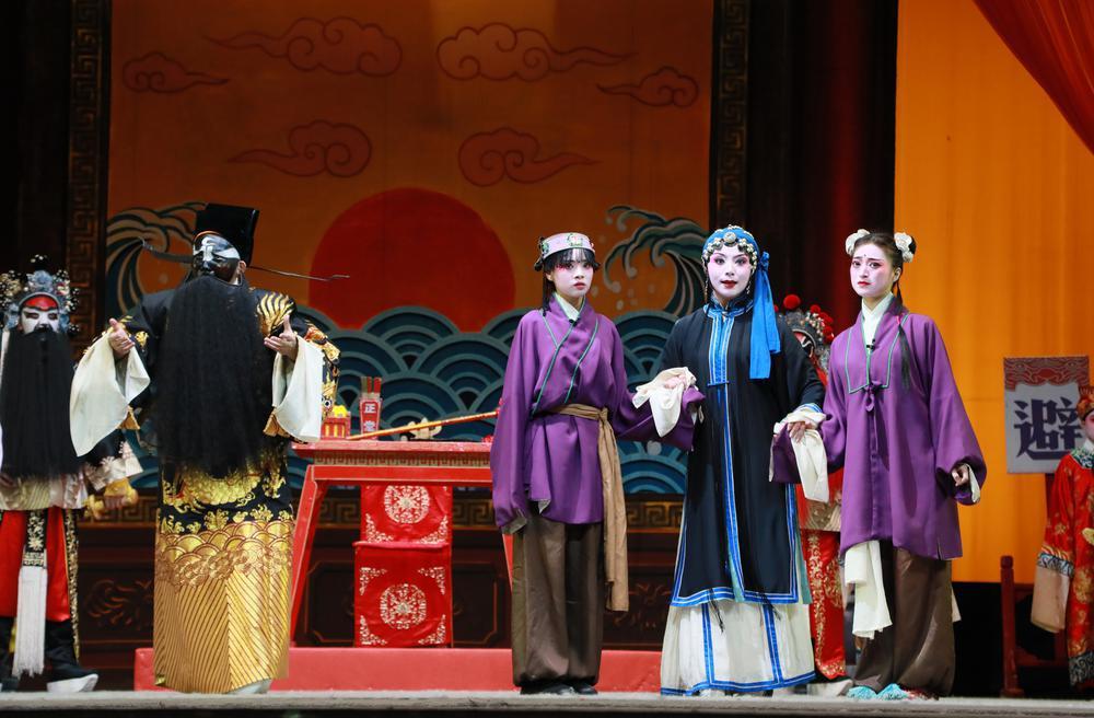 The vintage piece of Guangdong Han Opera, "Qin Xianglian", staged ...