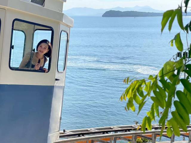 Coastal capsule train in Shenzhen steals the show on social media ...