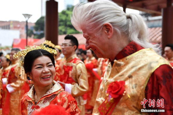 Traditional Cantonese group wedding hitches 38 couples | GDToday