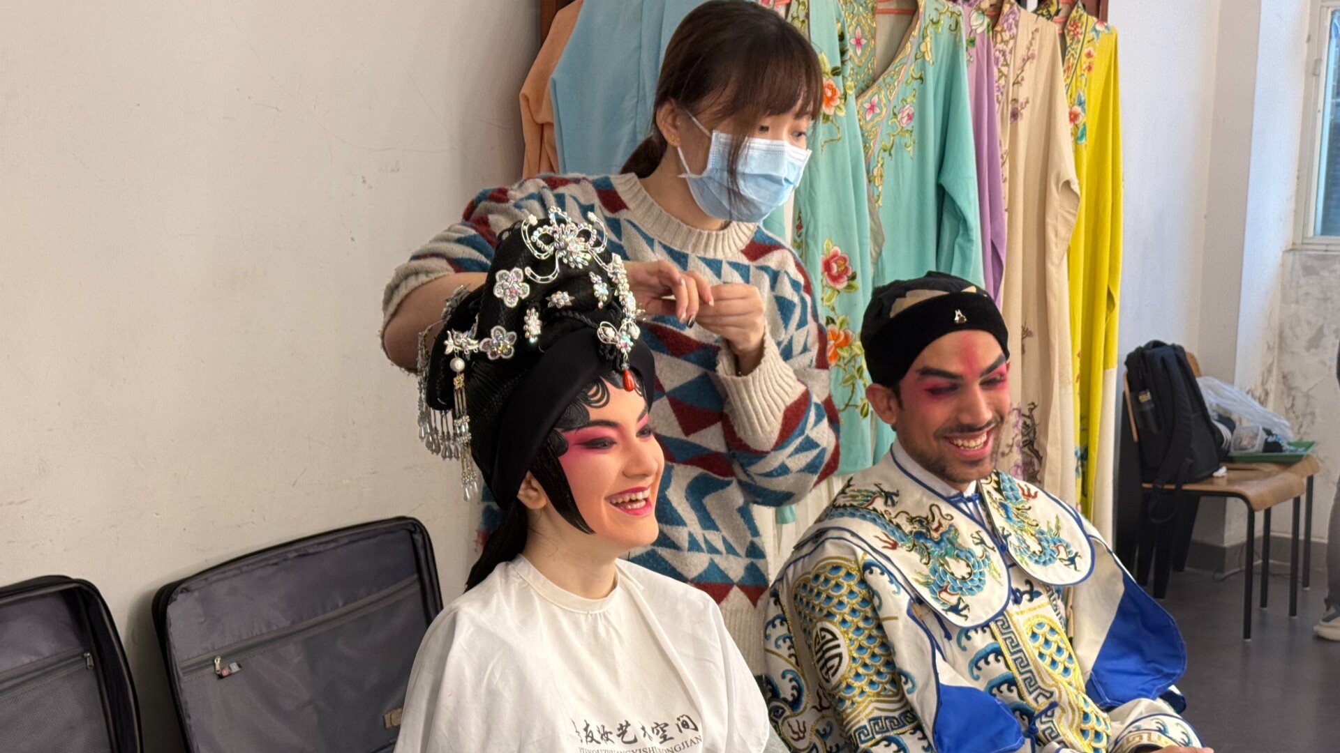Expats explore Lingnan culture through special Cantonese Opera experience in Guangzhou | GDToday