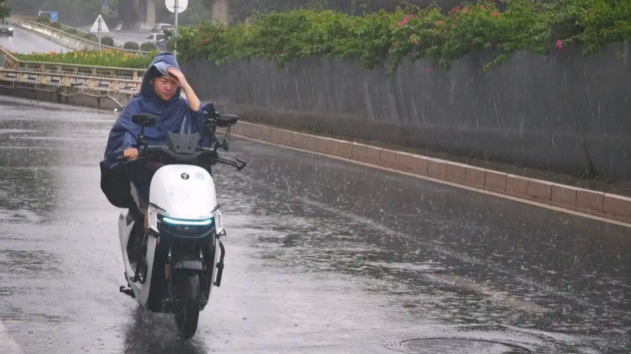 Typhoon Kajiki strengthens on path to Vietnam, bringing storms to ...