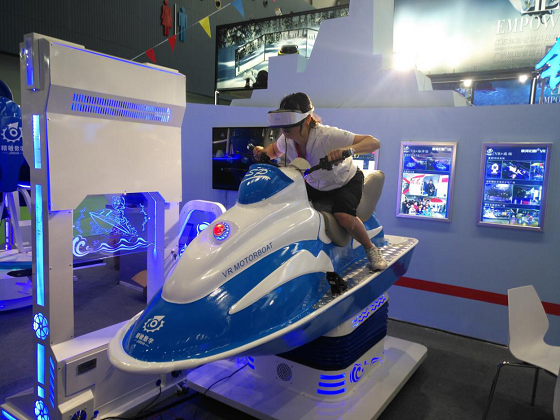 VR体验馆引入VR海洋体验设备深受游客热捧！_南方网