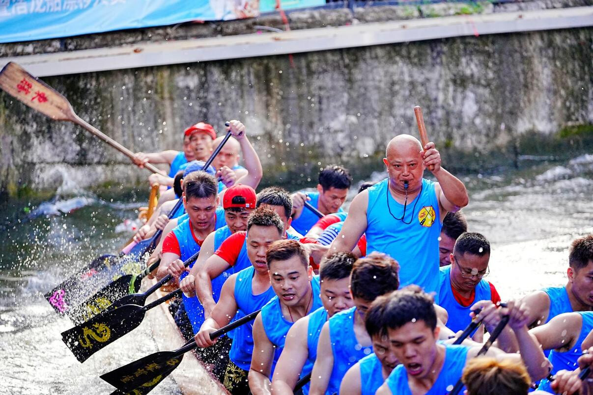 Fast and Furious on Water! Dragon Boat Drifting Stages in Foshan | GDToday